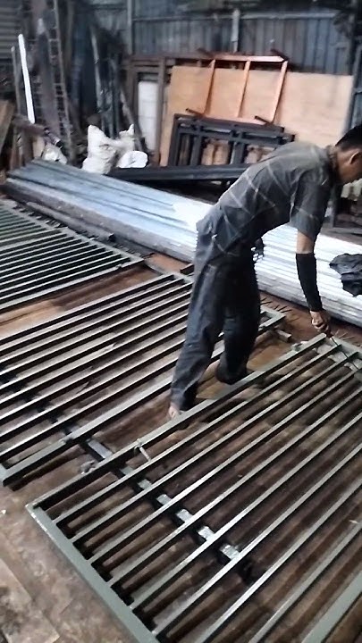 proses cat dasar pintu pagar - YouTube