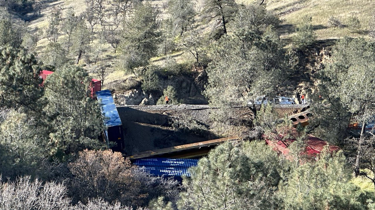Tehachapi Pass train Derailment. And More!!! - YouTube