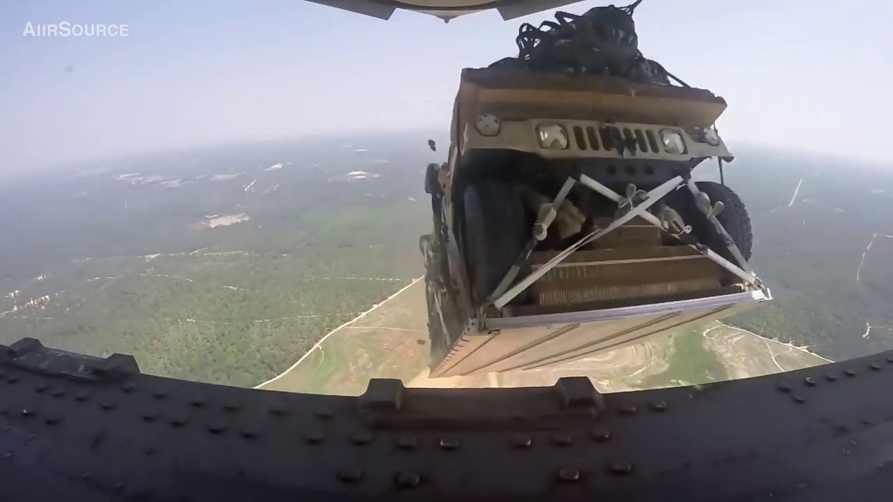 Hummer sendo jogado de uma aeronave militar - Humvee Airdrop From C 17 ...