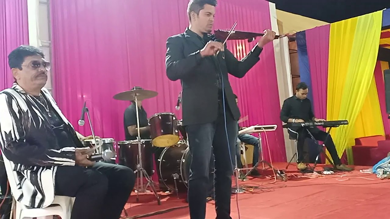 Pukarta chala hun live on violin by Zakir Husen Khan violinist - YouTube