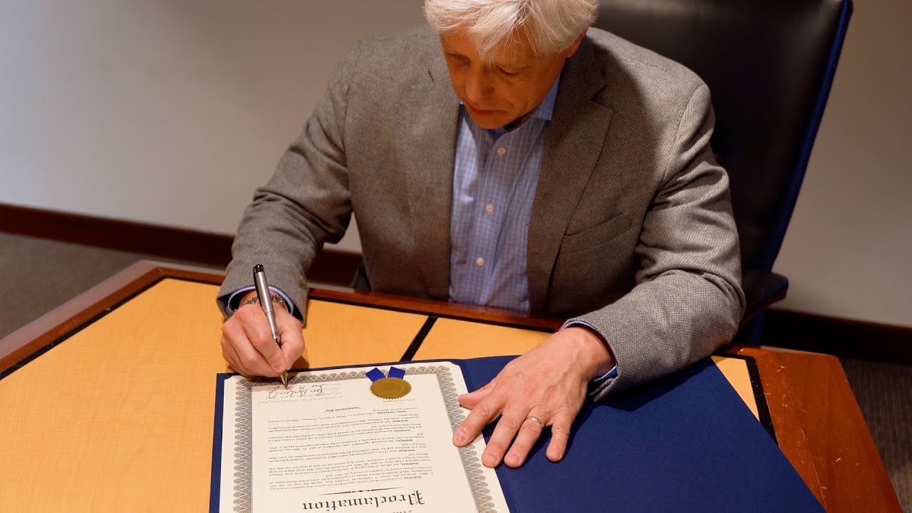 Mayor signs Juneteenth 2020 proclamation - YouTube