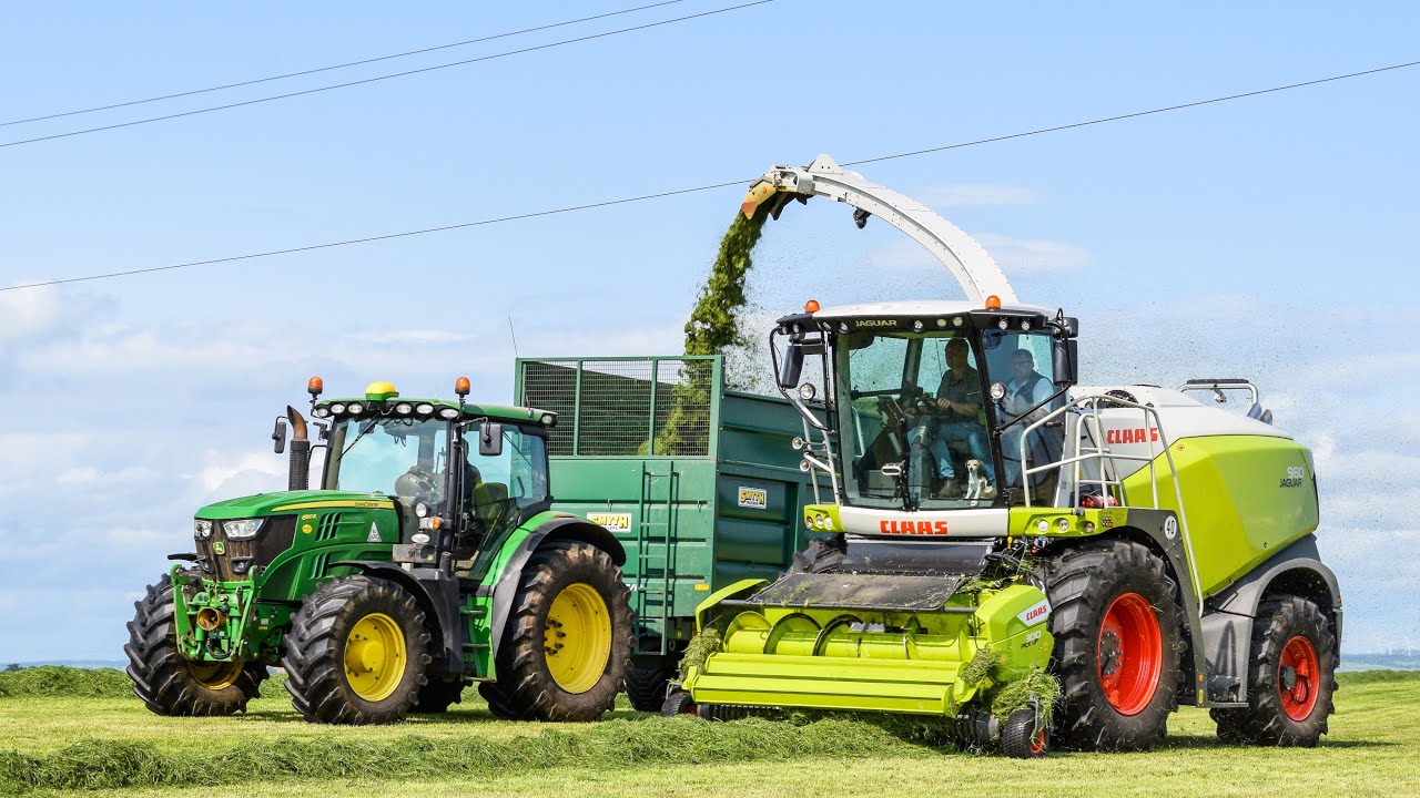 Claas 980 Forager racing against the rain - YouTube