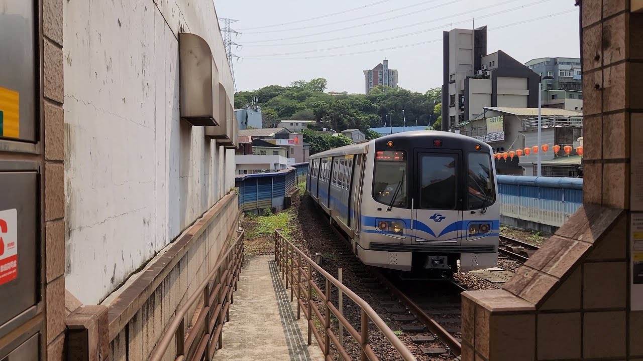 台北捷運C381往大安列車關渡站進、出站 - YouTube