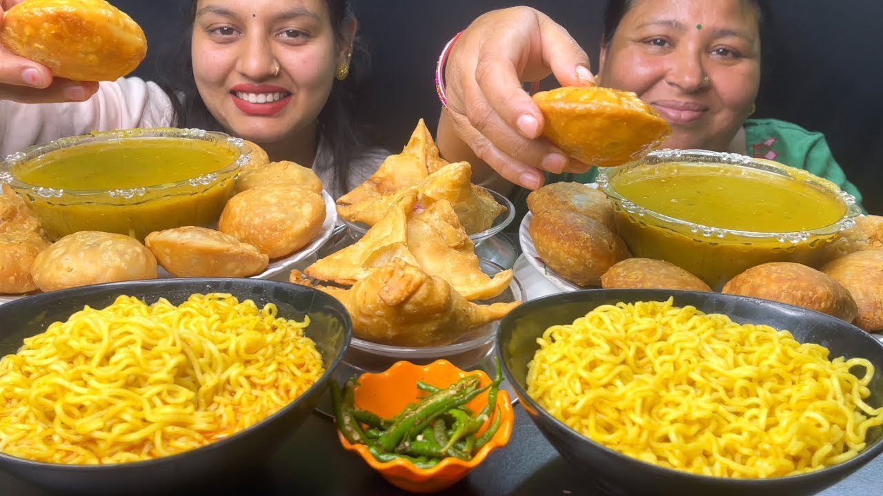 Eating😋Samosa, kachori Challenge ISaas vs BahuI Street Food ChallengeI ...