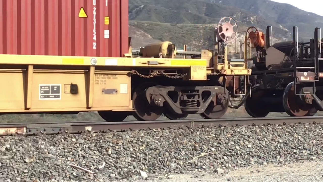 BNSF 4095 Leads Northbound stack train passes through Blue cut CA - YouTube