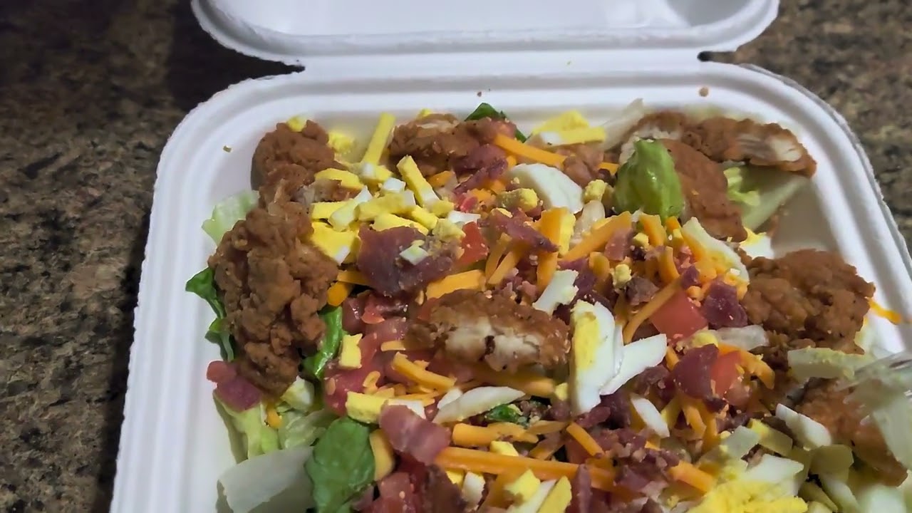 RED ROBIN CRISPY CHICKEN TENDER SALAD #SHORTS #MecMomments - YouTube