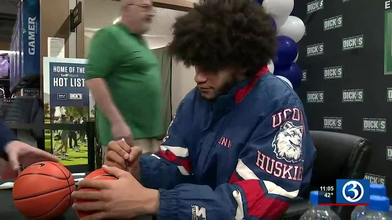 UConn men’s basketball players sign autographs in Manchester - YouTube