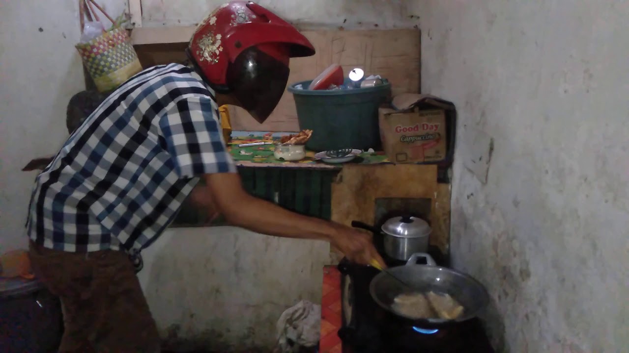 Kocak!! Masak Kok Pake Helm??😂😂 - YouTube