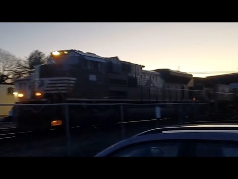 NS 1116 leads NS 254 in Topton, Pennsylvania - YouTube
