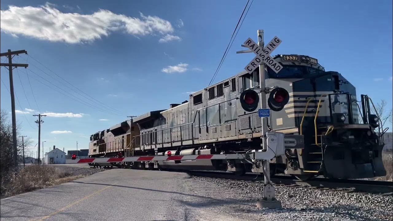UP 8876 Leads Power Move West | McDougal St. Railroad Crossing, Fostoria, OH - YouTube
