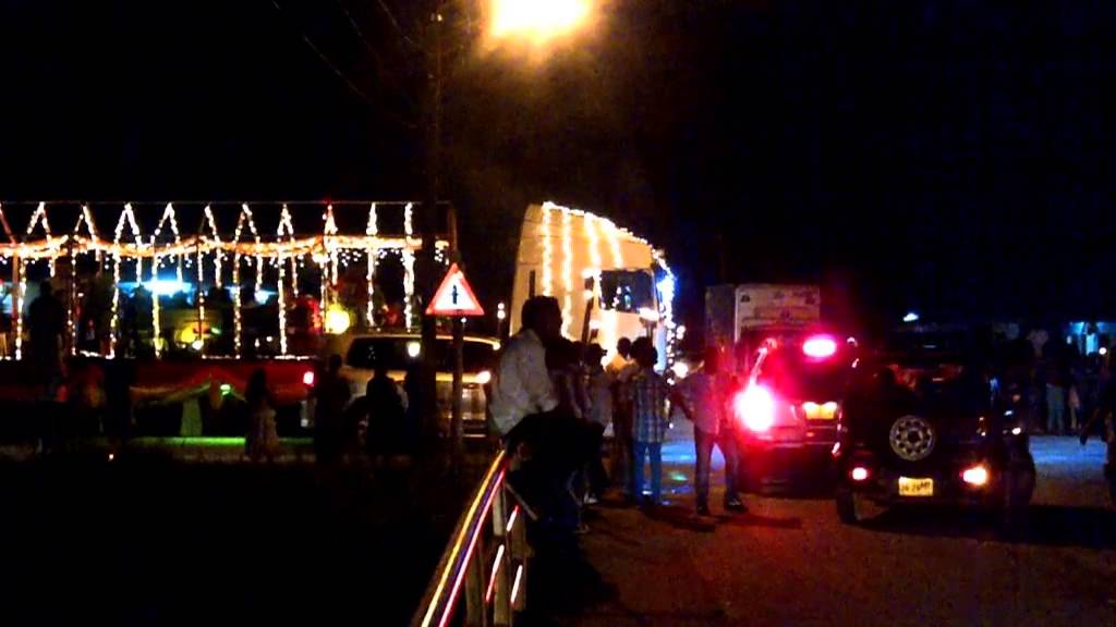 Fakkel optocht (2013). Shri Radha Krishna Mandhir, Welgedacht A weg ...