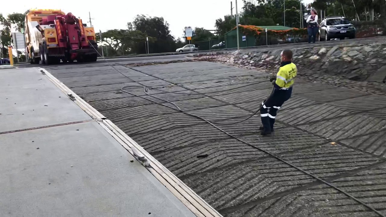 Boat Ramp Failure - Chaos at the boat ramp, don't lend your rig and ...