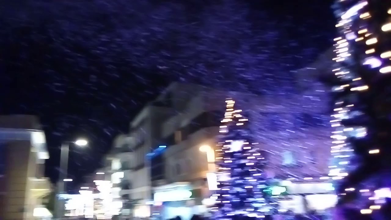 Κοσμοπλημμύρα, βεγγαλικά, απρόοπτα και...χιόνι! - YouTube