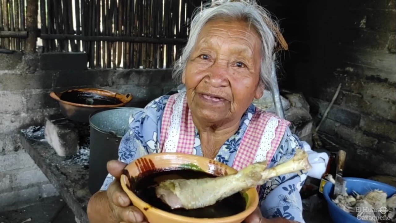 Así fue el festejo de Tía Luisa! entre Mole, pastel y su piñata ! - YouTube