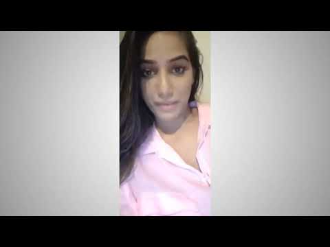 Poonam pandey showing tere boobs on there Instagram live