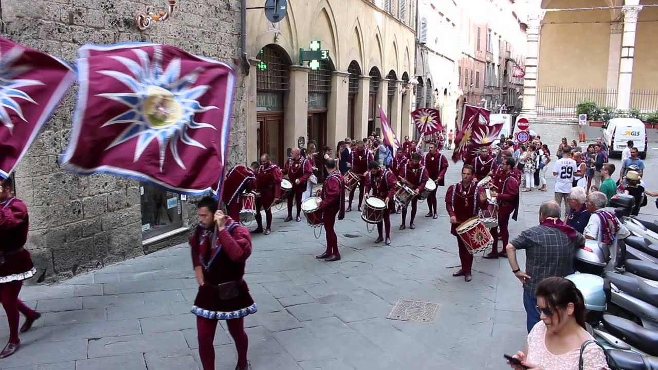 La contrada della Torre festeggia dopo il Palio del 2 luglio 2015 - YouTube