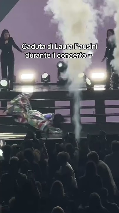 Caduta di Laura Pausini durante il concerto ! #laurapausini #caduta - YouTube