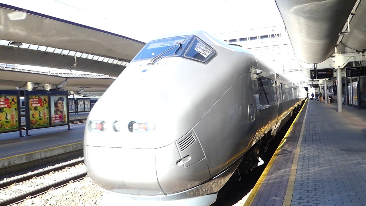 Flytoget departs Oslo S - YouTube