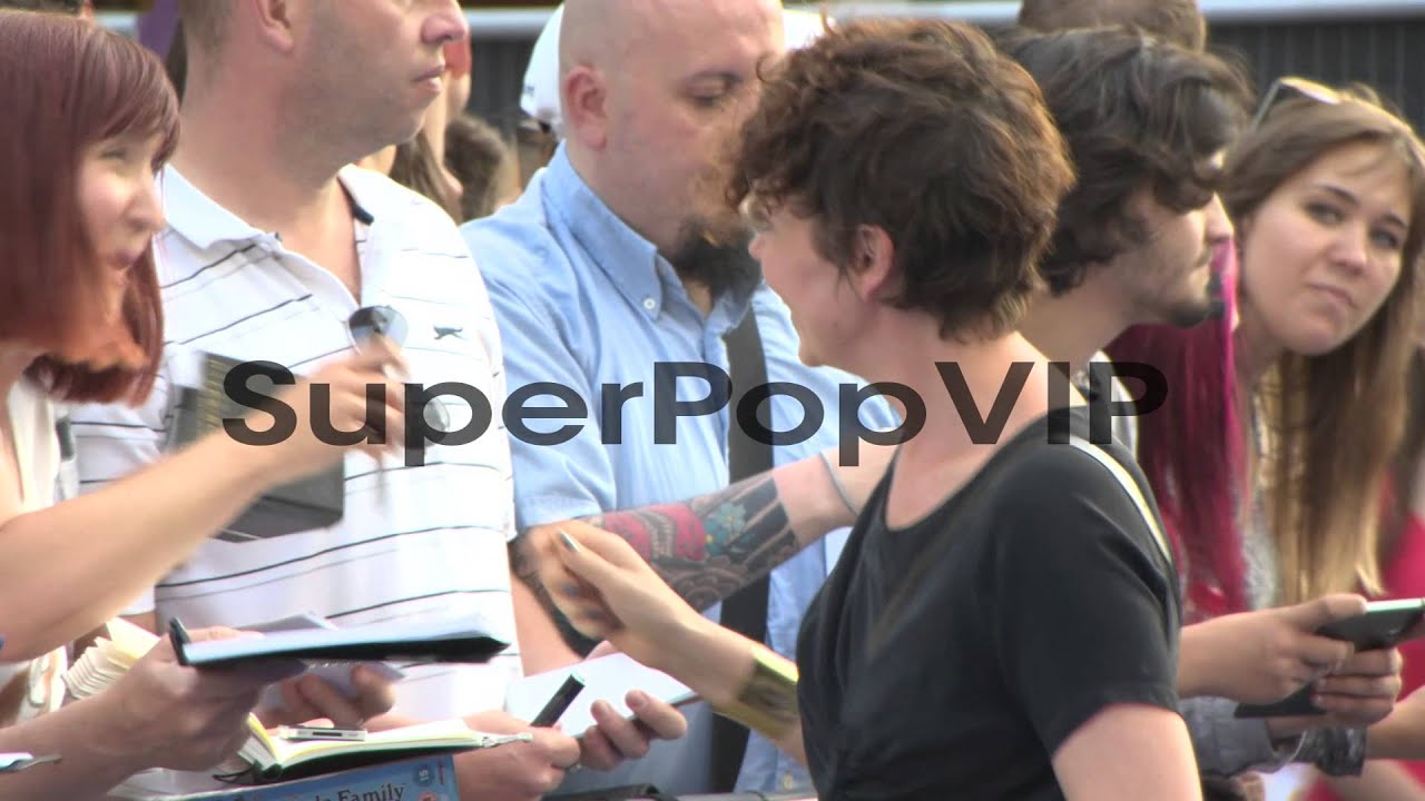 B-ROLL - Oliva Colman, Alexander Roach at 'The World's En... - YouTube