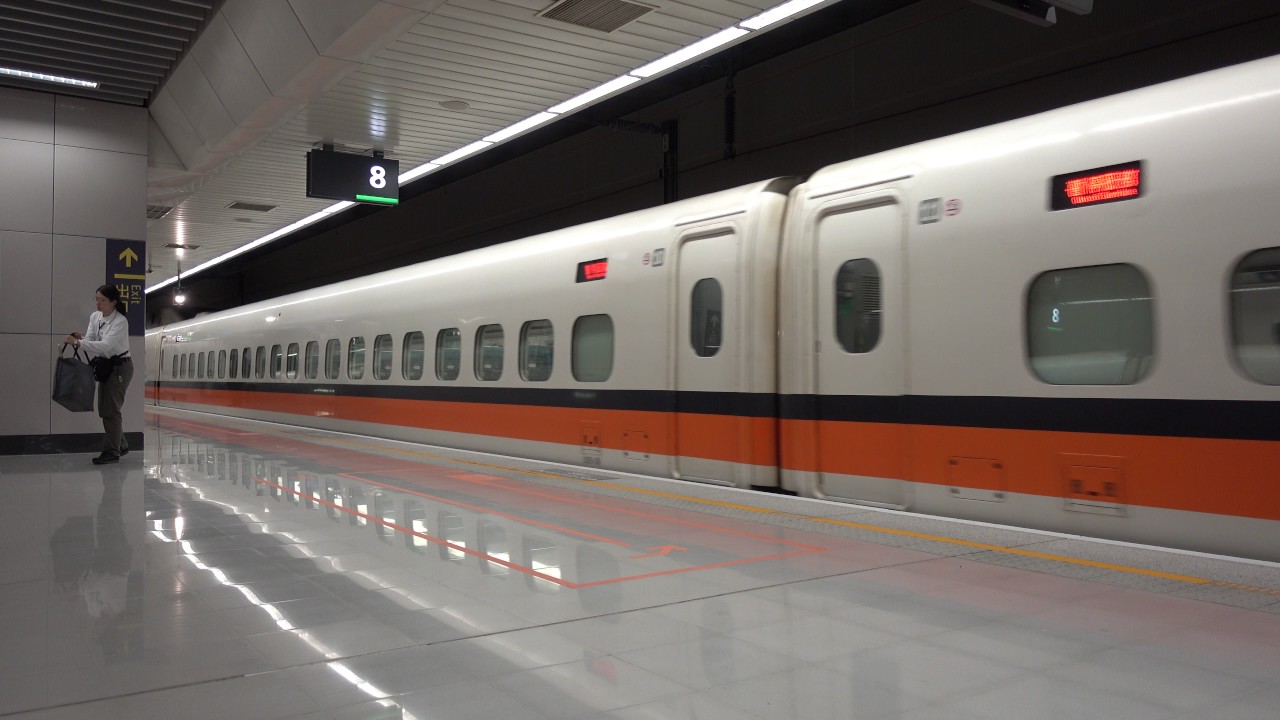 THSRC台灣高鐵 南港站 月台700T列車 - YouTube