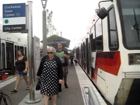 Portland MAX Green Line arriving at Clackamas Town Center - YouTube