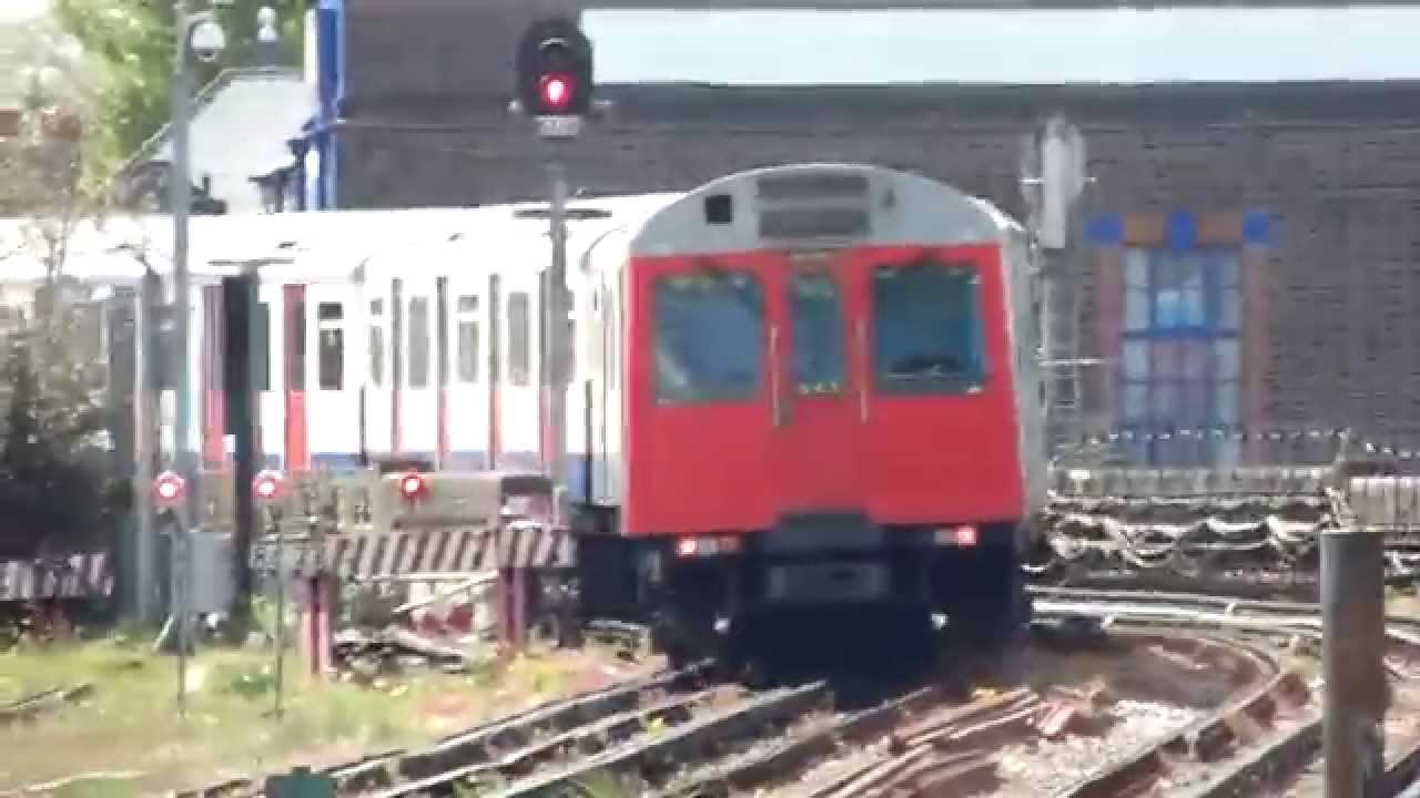 District Line D78 stock train departing Parsons Green - YouTube