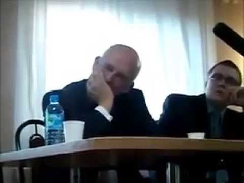 Janusz Korwin Mikke śpi na spotkaniu z mieszkańcami Garwolina - YouTube