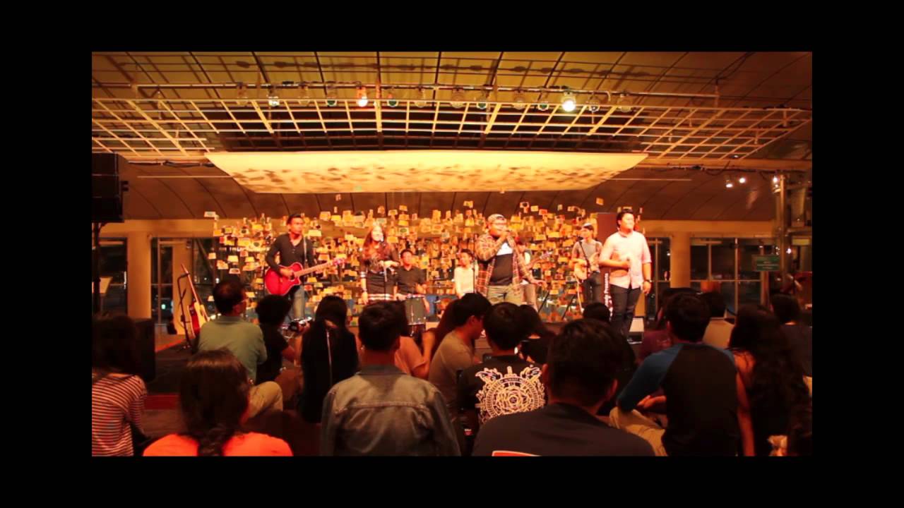 #1 Bee Gees - Staying Alive (Replug Esplanade Showcase) - YouTube
