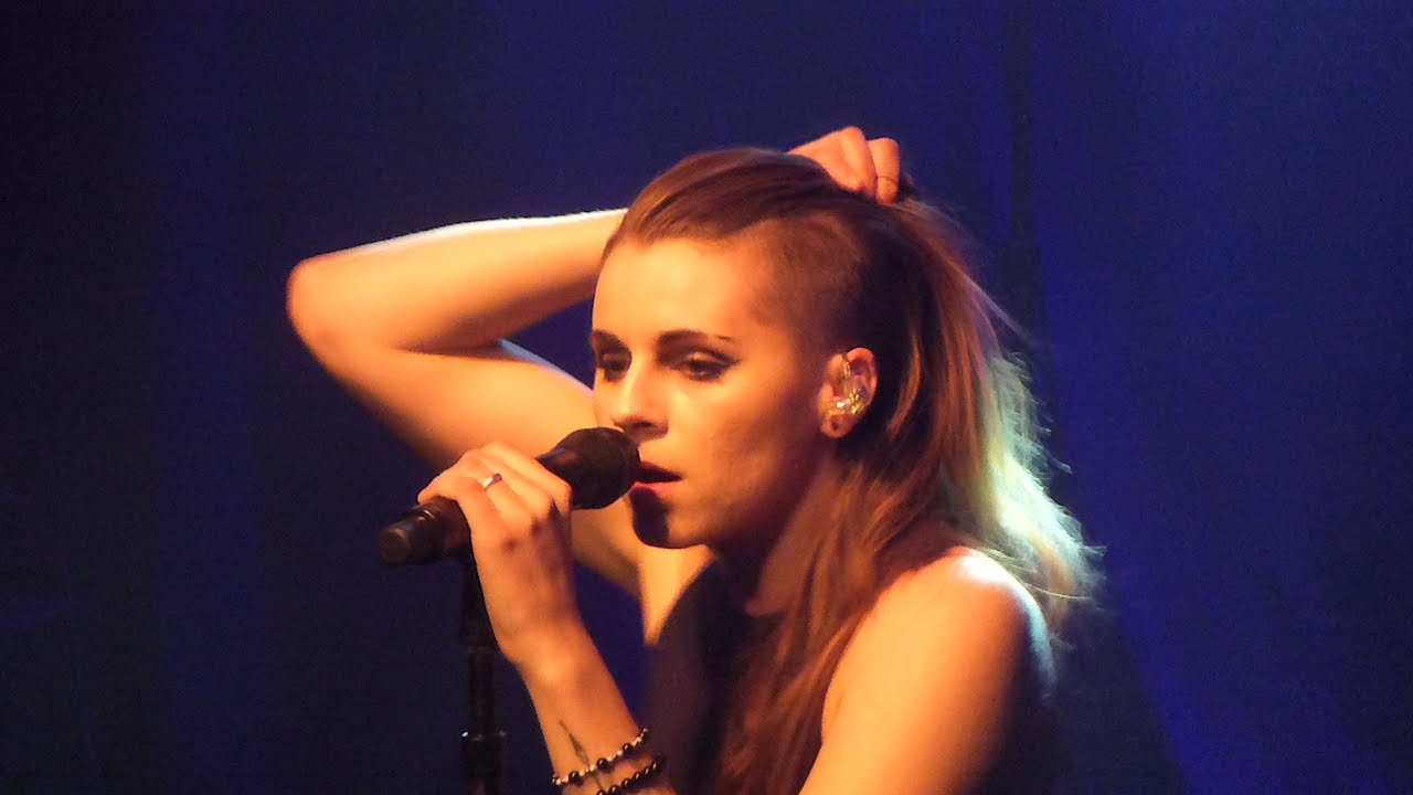 PVRIS - Mirrors - Live Paris 2016 - YouTube