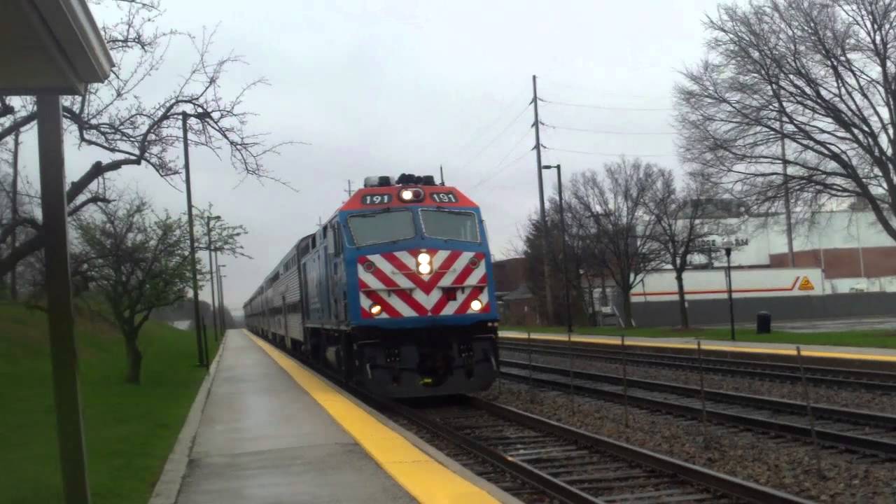 Metra 191 leads WB local into Fairview Ave - YouTube