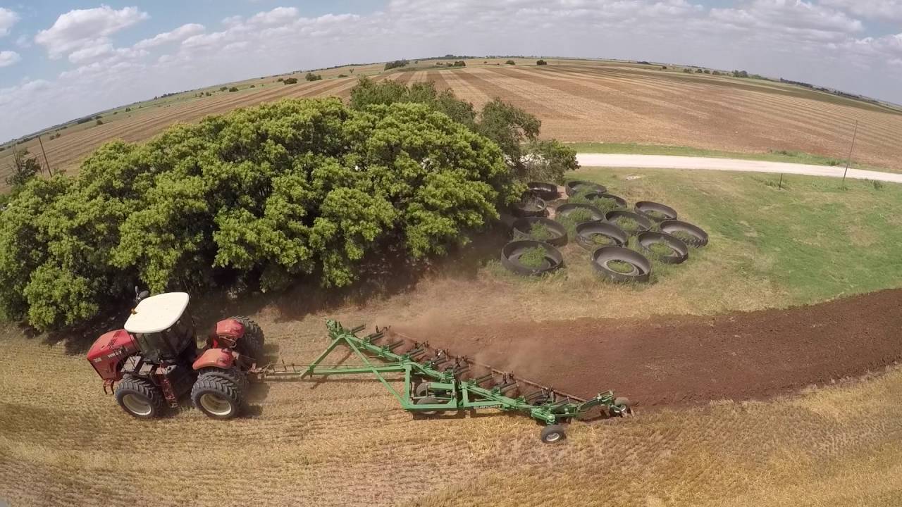 Versatile 350 pulling a 10 bottom plow in Alva Oklahoma - YouTube