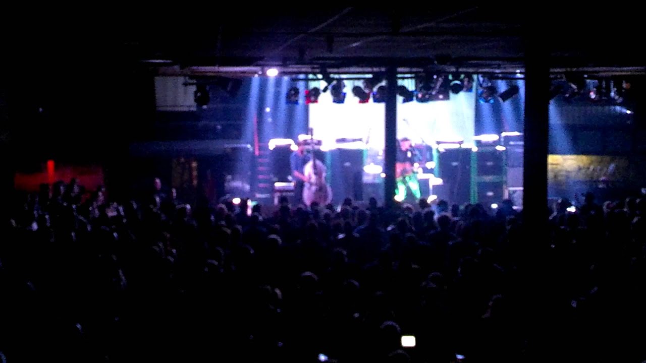 Hank 3 playing new punk stuff live - YouTube