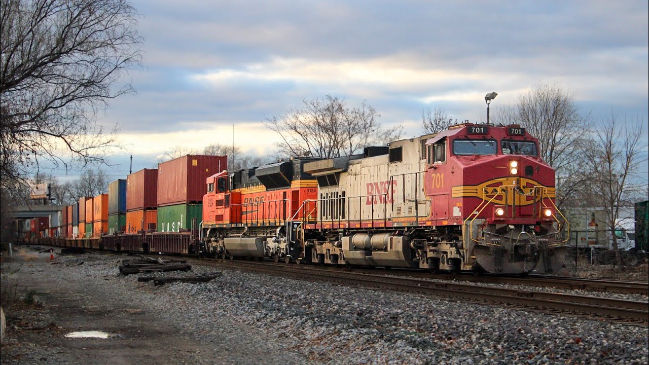 BNSF 701 leads CSX I151-28. Plymouth Mi, 11-28-22 - YouTube