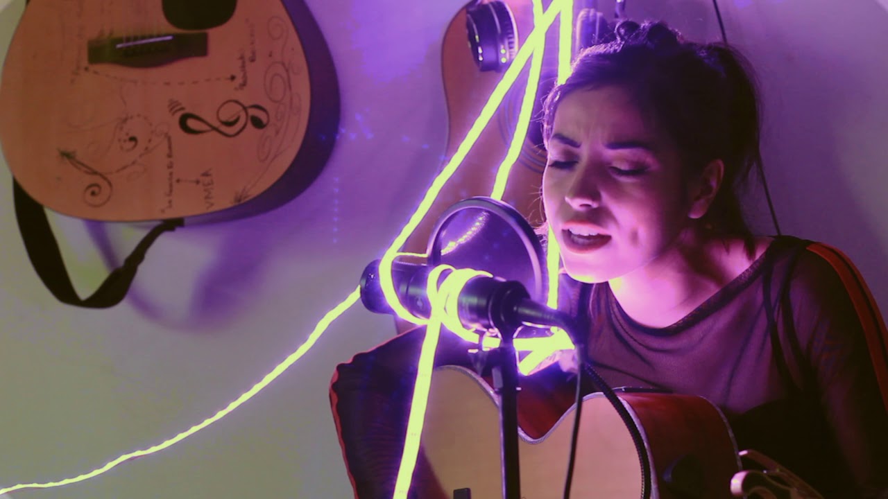 Jueves / DANIELA CALVARIO (COVER) La Oreja De Van Gogh - YouTube