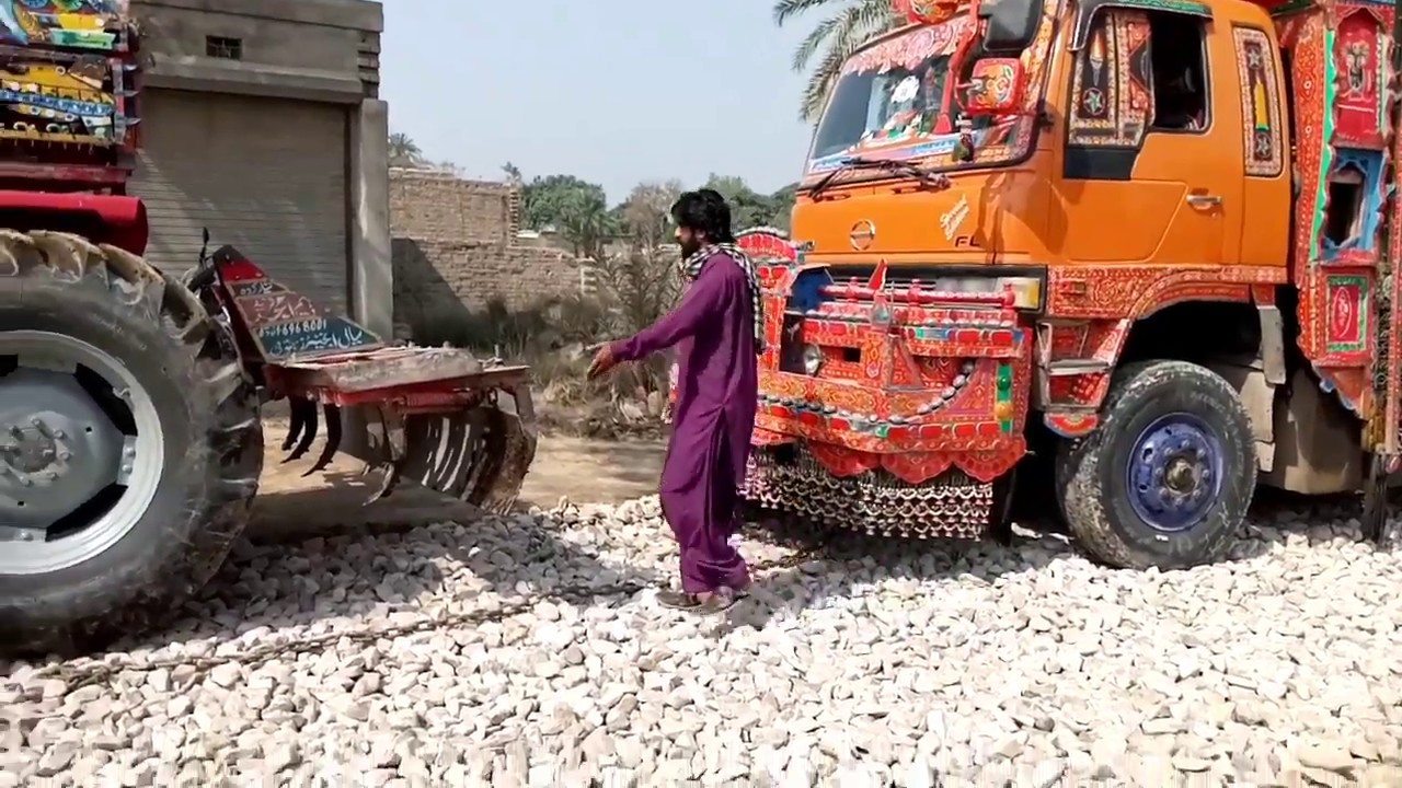 Pakistan hino truck power Hino 10 wheeler truck out of well with two ...