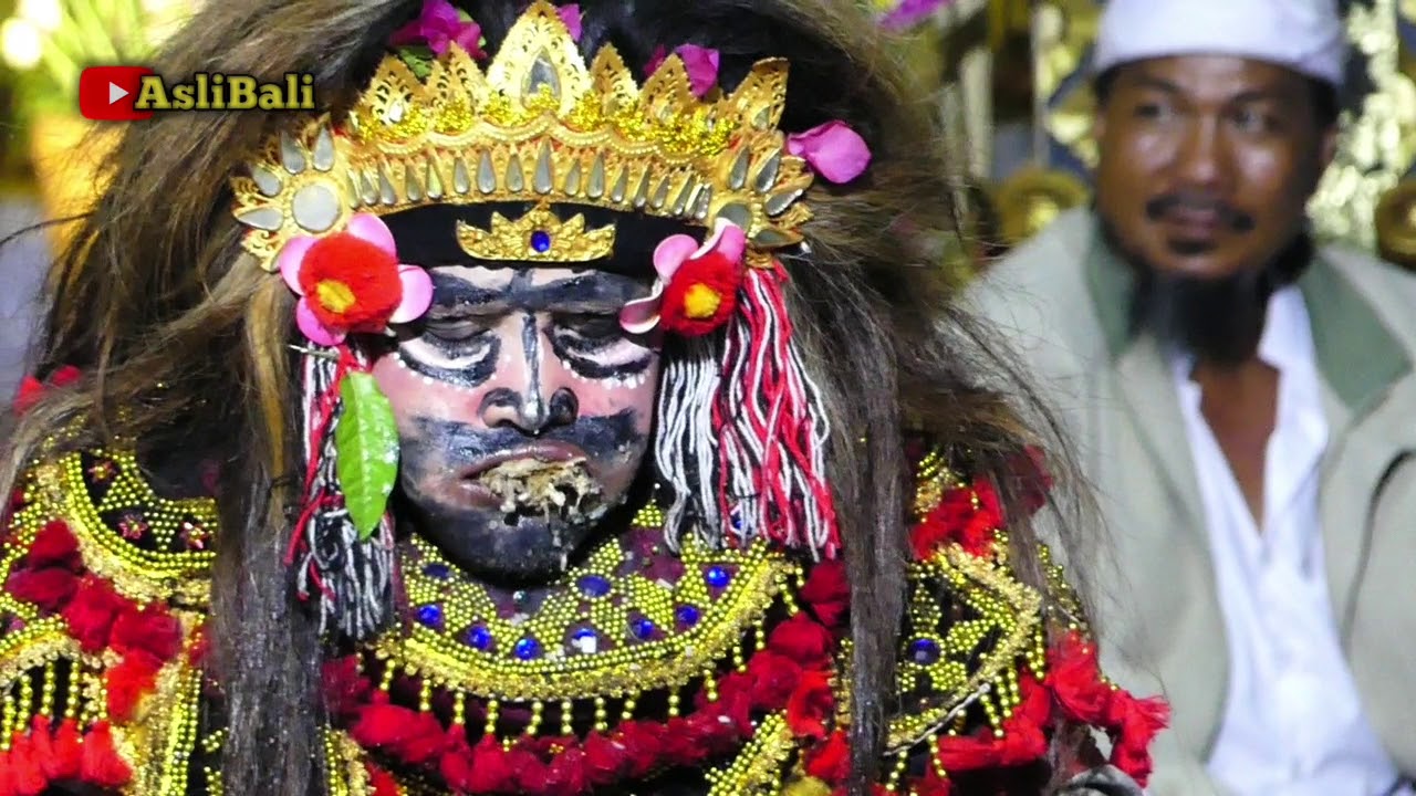 Sesolahan Cupak Makan Api & Ayam Hidup - YouTube