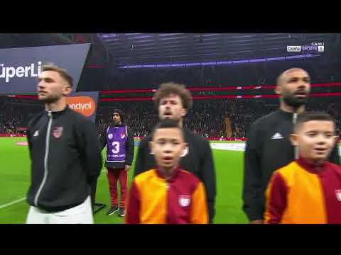 Prensesim,canımın içi Beste'm Galatasaray - Gaziantepspor maçında futbolcularla birlikte sahada 💛❤️🧿