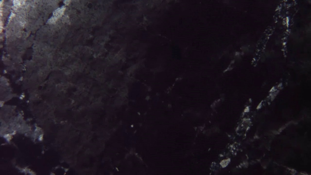 Quartz à extinction ondulante au microscope polarisant (LPA) - YouTube