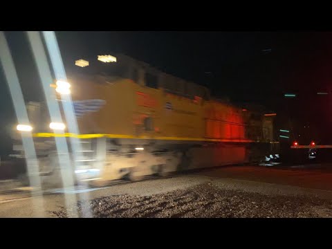 (Worst Horn I’ve Ever Heard) UP 7261 Leads M373 through Smithboro, IL - YouTube
