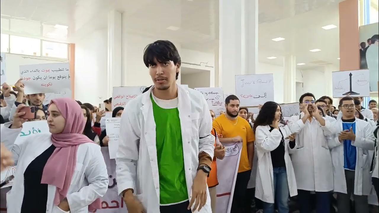 وقفة احتجاجية لطالبات وطلب كلية الطب والصيادلة وطب الاسنان في لهو كلية الطب والصيدلة