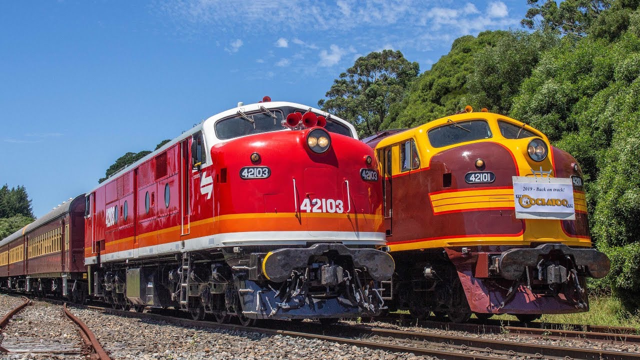 Australian Diesels: Double Streamliners on the Cockatoo Run - YouTube