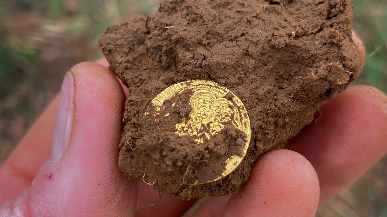 My first ever gold hammered coin! 🤩 Detectival Day 2 - YouTube