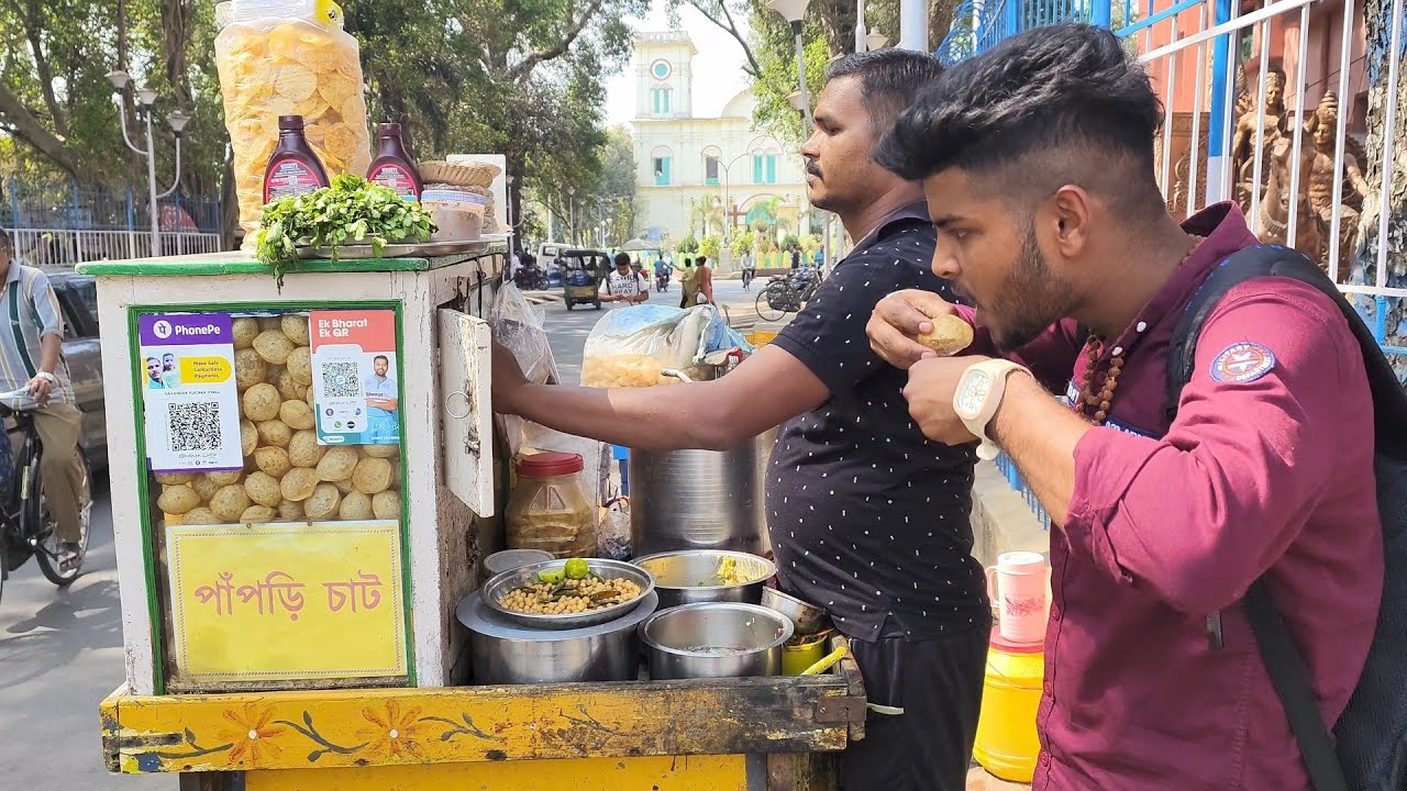 This Man Selling Fuchka / Chutney Dahi Chocolate Fuchka - Kolkata ...
