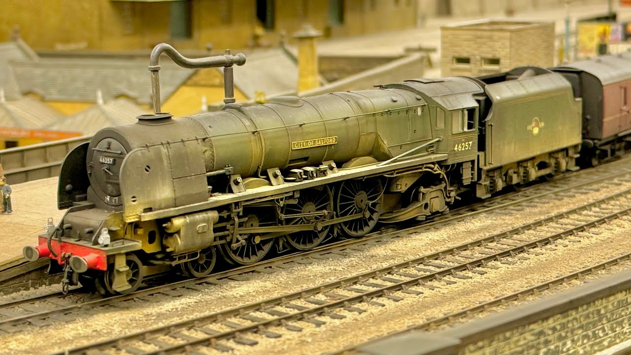 Hornby LMS Coronation class 46257 "City of Salford" running on Dewsbury ...