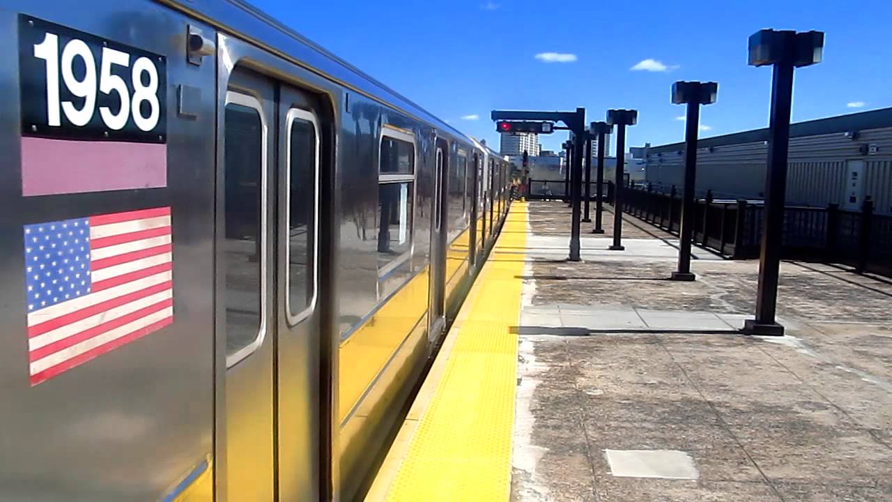 IRT Flushing Line:Mets -- Willets Point : Flushing -- Main Street bound ...