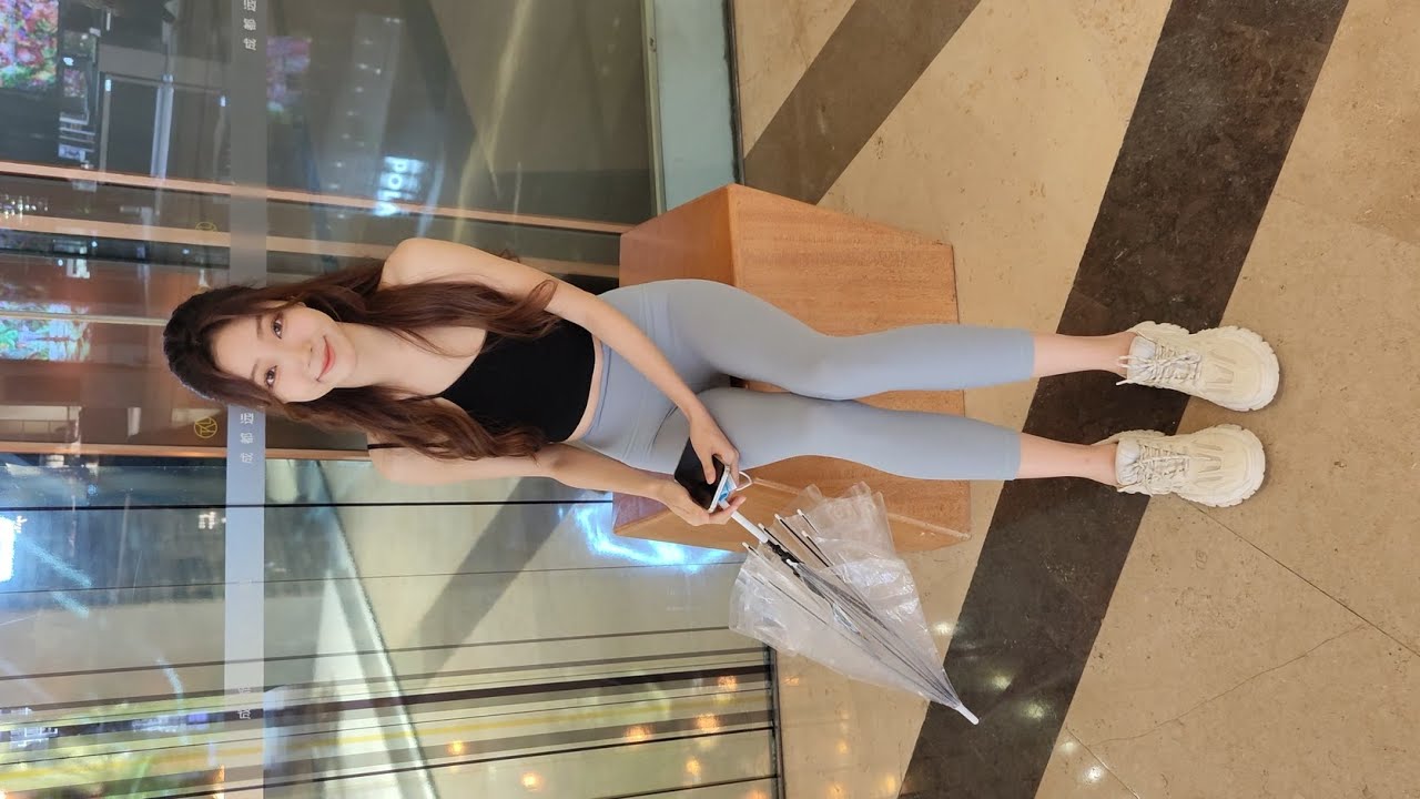 极品街拍《浅蓝色紧身瑜伽裤女孩》001 - YouTube