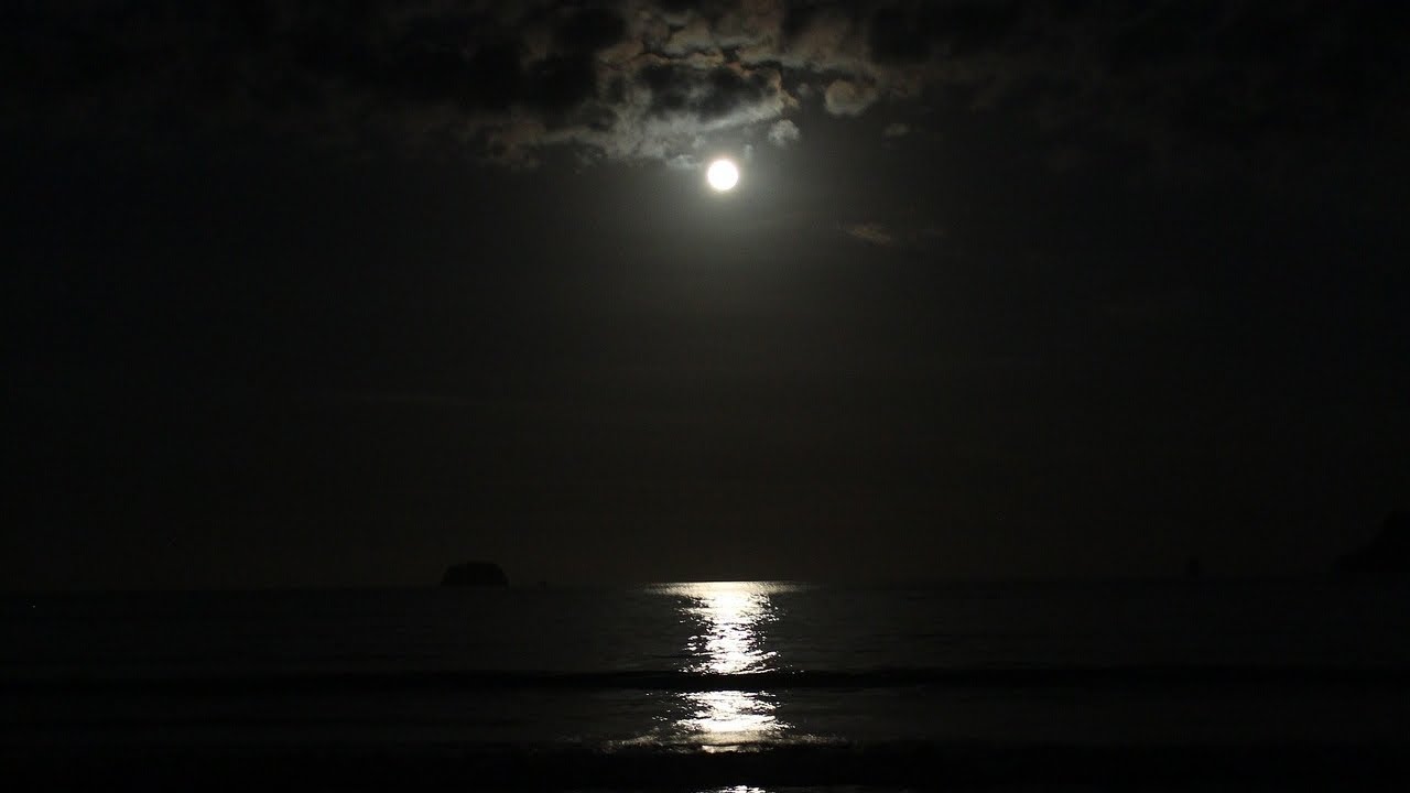 The most extravagant Sea Waves at night - YouTube