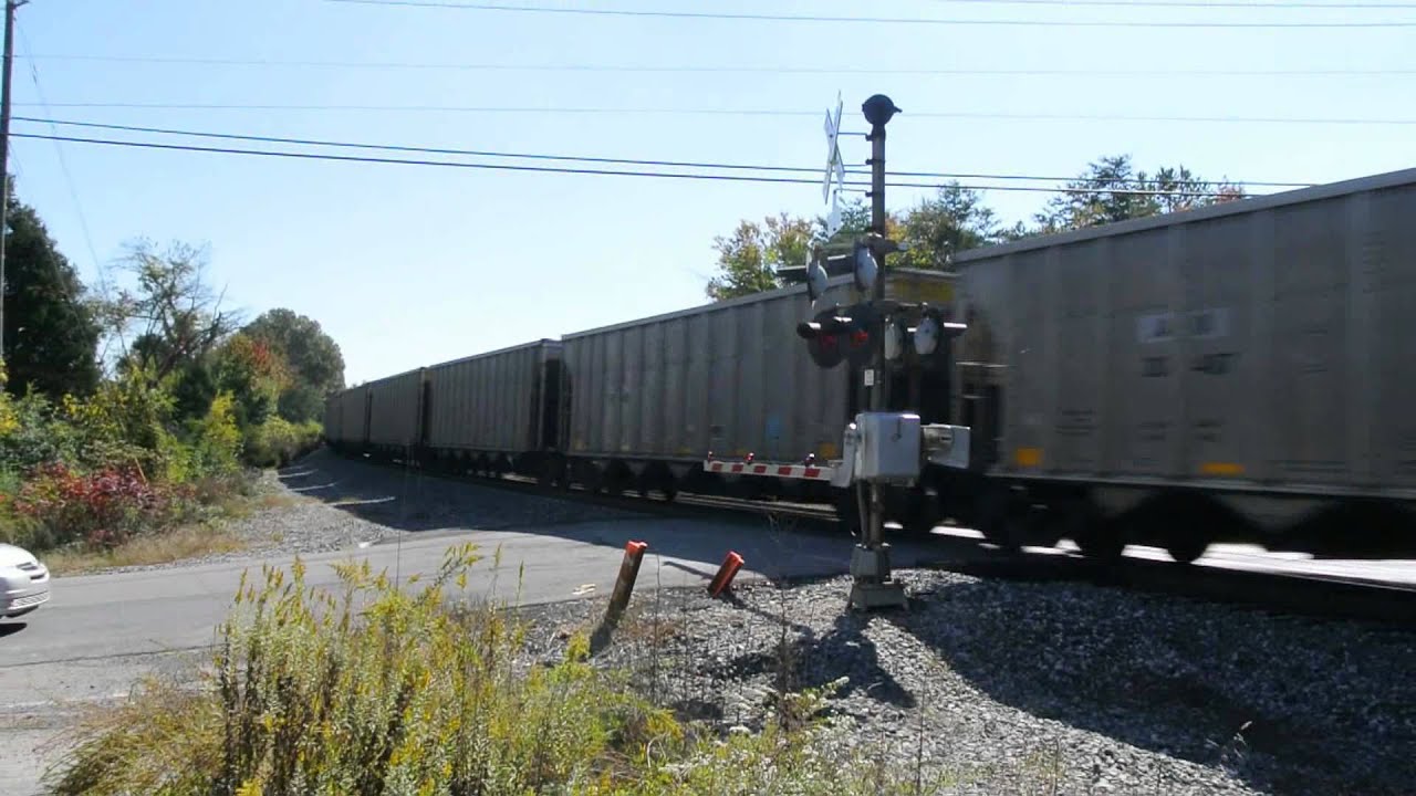 CSX 7584 & 8712 Meet at Amherst, Tennessee (10-16-12) - YouTube