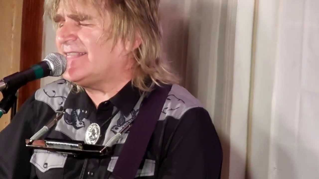 Mike Peters (of the Alarm) 'Absolute Reality' (acoustic) - YouTube
