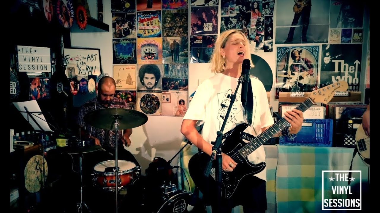 Sannie Fox - The Black Winds (Live Vinyl Junkie Session) - YouTube